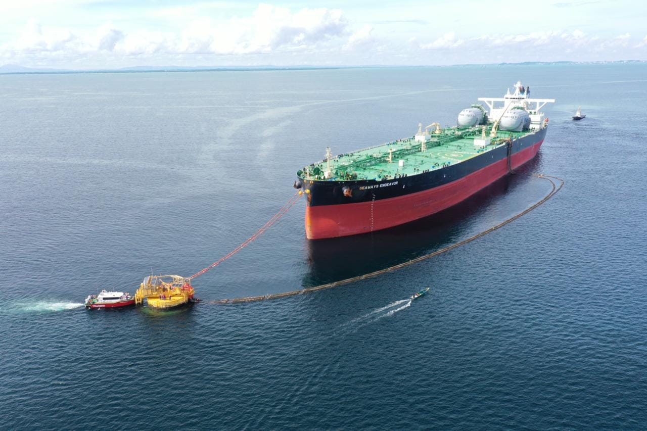 Kapal Tanker Raksasa Pertamina Sandar Perdana di RDMP Lawe-Lawe ...